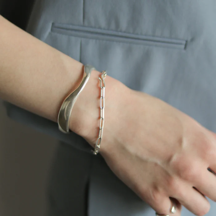 HeRIN.CYE | TEN_tilt bangle SV (ブレスレット ) |SHEL'TTER WEBSTORE